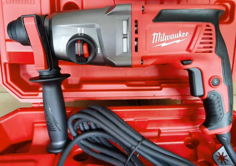 美國美沃奇Miwaukee 26mm 四坑三用多功能電鑽800W，2.4J/焦耳，220v， 配備原裝工具箱， 全新貨 - 豐業五金