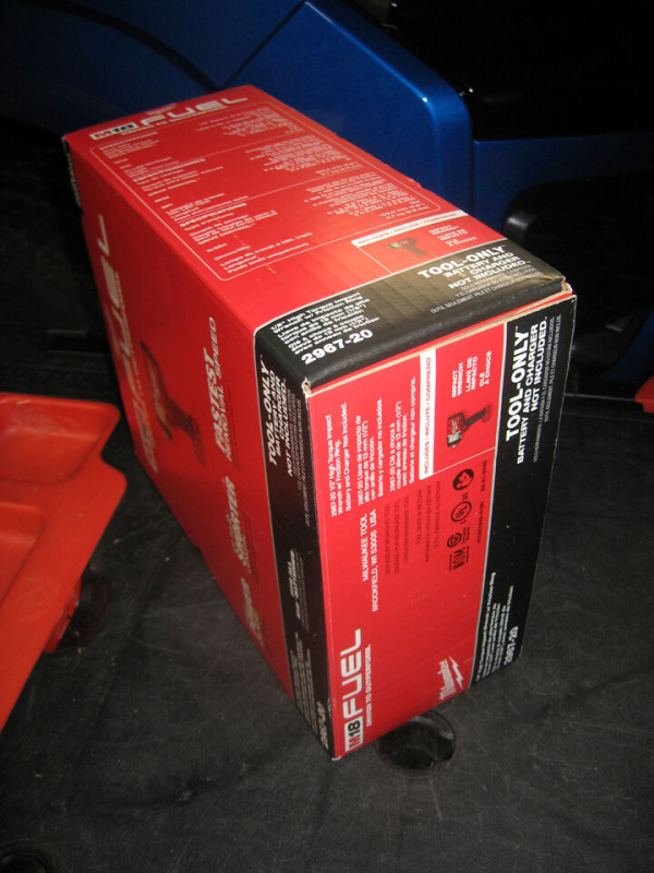 Milwaukee M18 FUEL 1/2 英吋高扭力衝擊扳手，附摩擦環（淨機） - 豐業五金